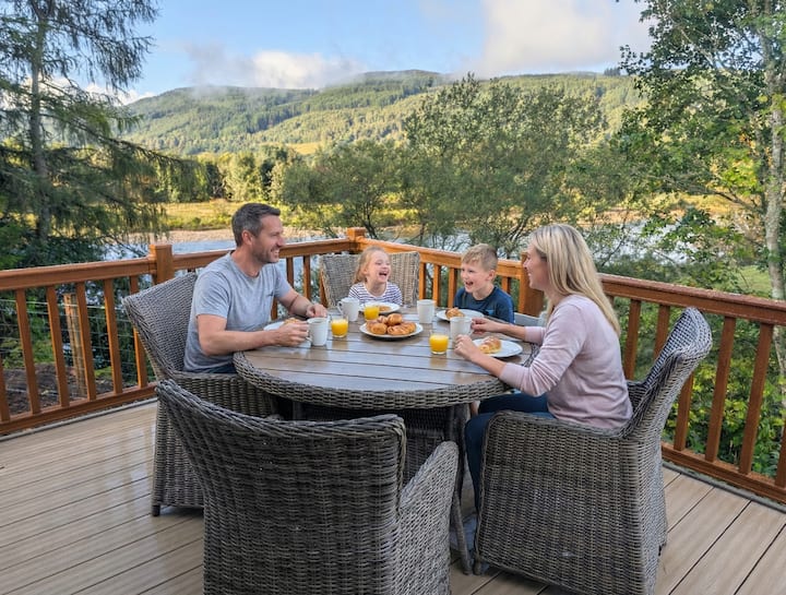 New! Riverside 3-bed Highland Lodge With Tay Views - Dunkeld, UK