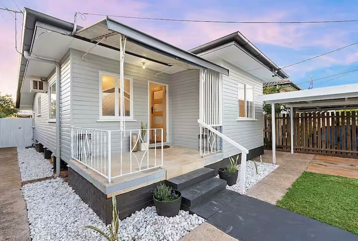 Cozy Pet Friendly Cottage By The Sea (New Owners) - Redcliffe