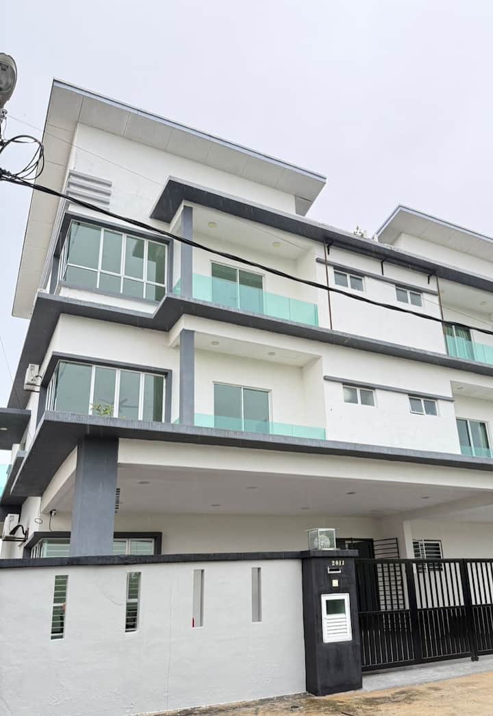 Sekinchan 2008 Homestay Karaoke/bbq 20pax 三层简约风名宿 - Sekinchan