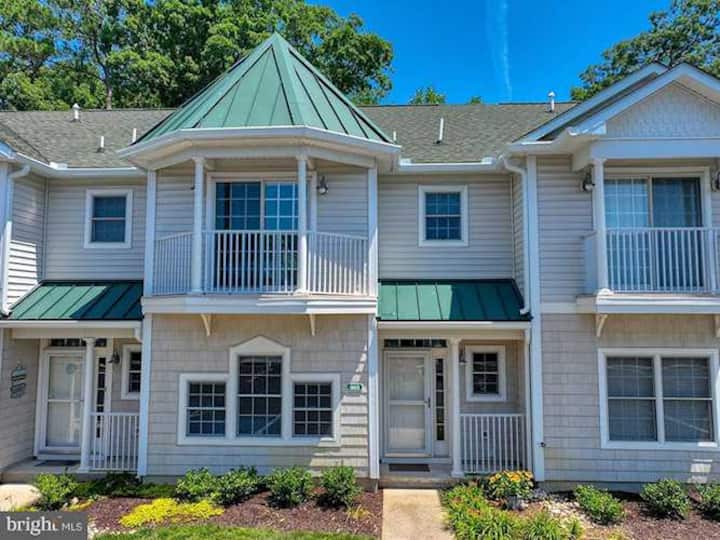 Spacious Coastal Townhouse W/pool - Rehoboth Beach, DE