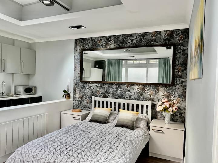 Large Studio With Free Parking
Chislehurst London - Bromley