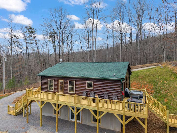 Cozy Creek Cabin | Hot Tub + Fire Pit - Lake Lure, NC