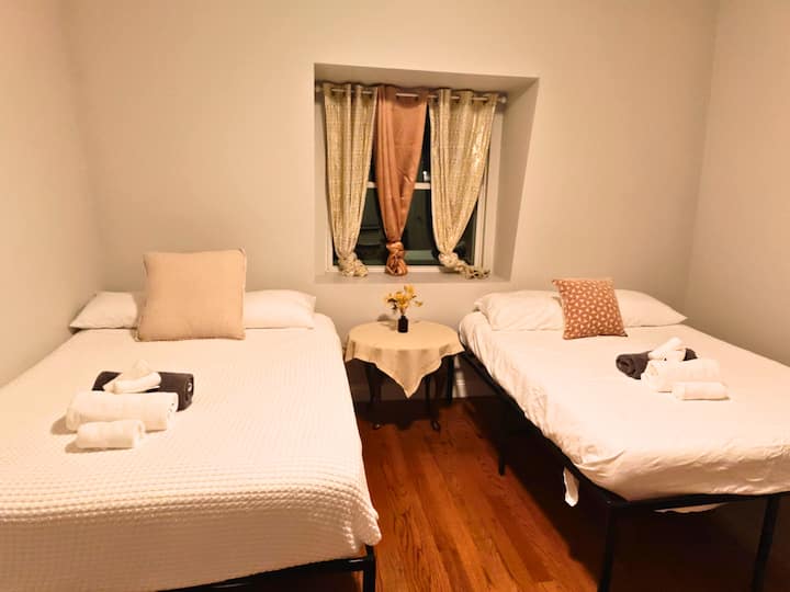 Private Bed (2 Queens) And Bath! Free Parking! - Hyde Park - Boston