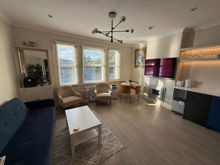 Famous Wimbledon Blue 2 Bed - Thames Ditton