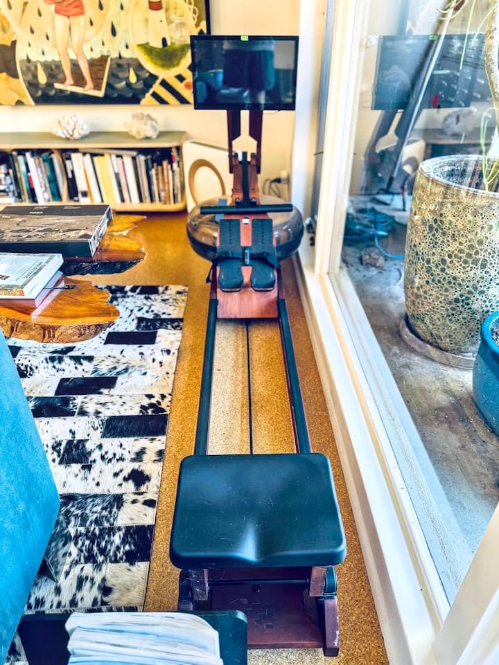 Mid-century 2br Home • Art & Garden Views - Los Angeles, CA