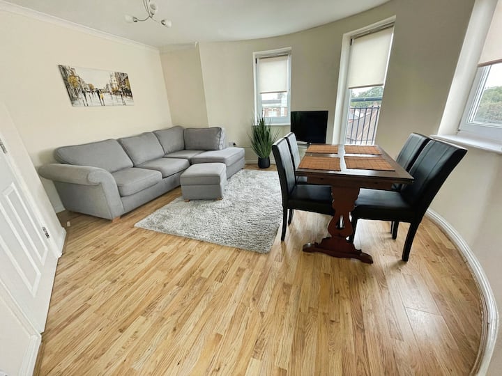 Flat, 2 Mins From Station, Free Private Parking - Romford