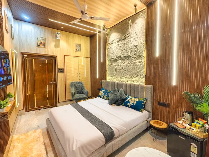 Luxury Private Stay Near Ghats, Temple & Market - Varanasi