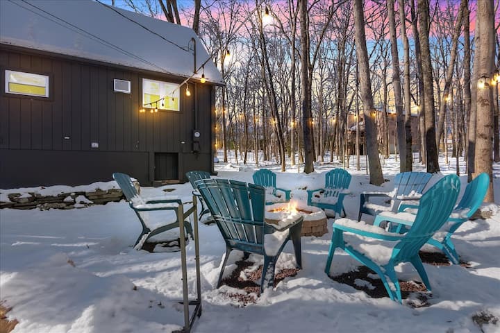 Poconos Cabin W/ Fire Pit, Lake & Ski Fun! - Stroudsburg, PA