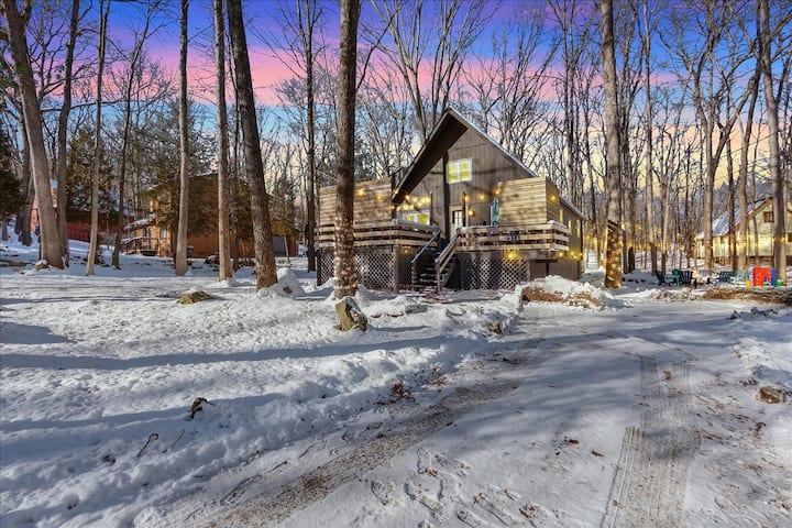 Cozy Poconos Cabin | Skiing | Woods | Firepit - East Stroudsburg, PA