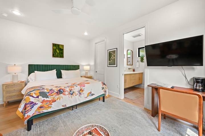 Luxury Guest Suite · Walk-in Shower · Cozy Patio - Austin, TX