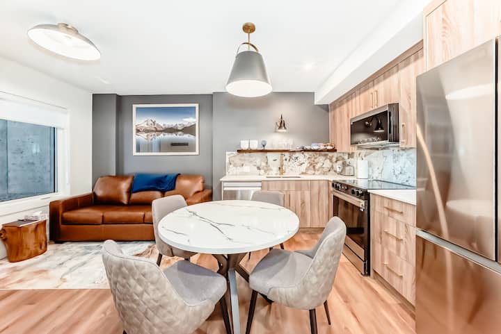 Canmore Downtown Pocket Chalet - Canmore