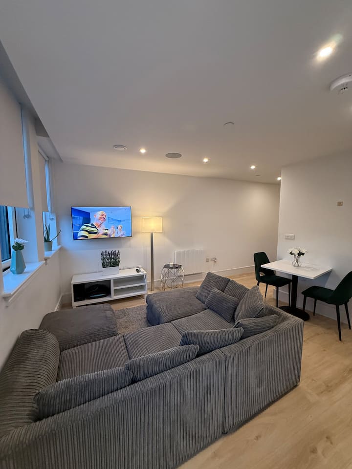 Modern 1-bed Apt | Easy London & Airport Access - Croydon, UK