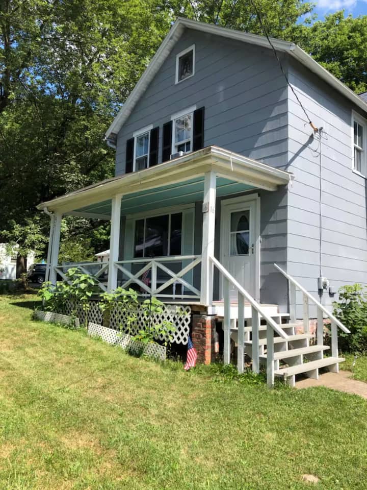 Brand New Listing. Quaint Catskill Country Cottage - Hudson, NY