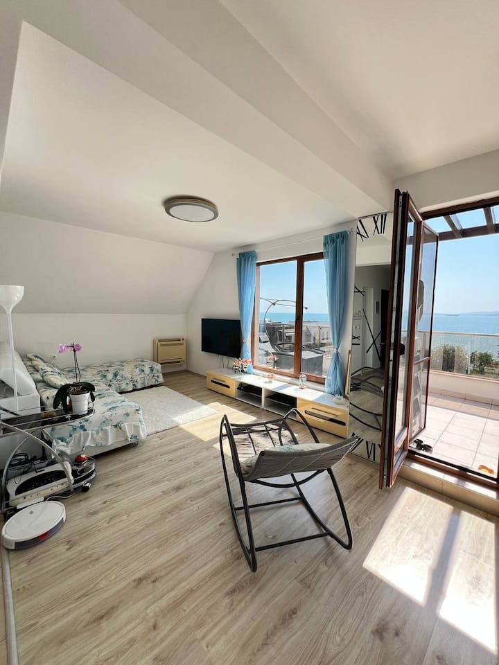 Луксозен Апартамент с Изглед към Бургаския Залив. - Burgas