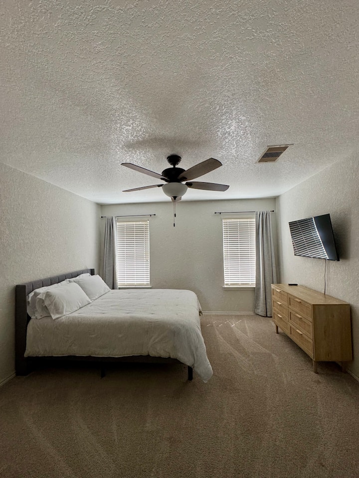 Upstairs Master Suite Near La Cantera & Sea World - Helotes, TX