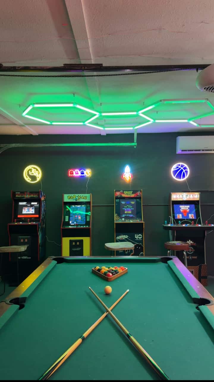 Family-friendly Pool Retreat W/game Room Seeps 11 - Spring Hill, FL
