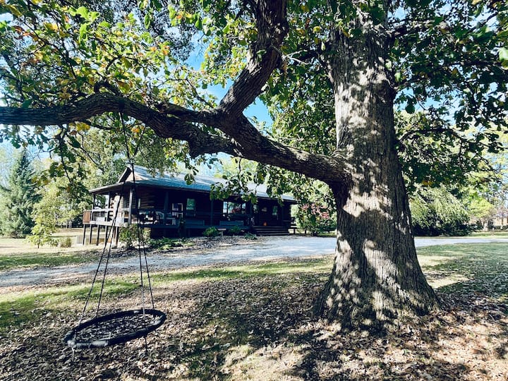 Oak Tree Legacy Lodge, A Cozy Log Cabin Retreat - El Paso, IL