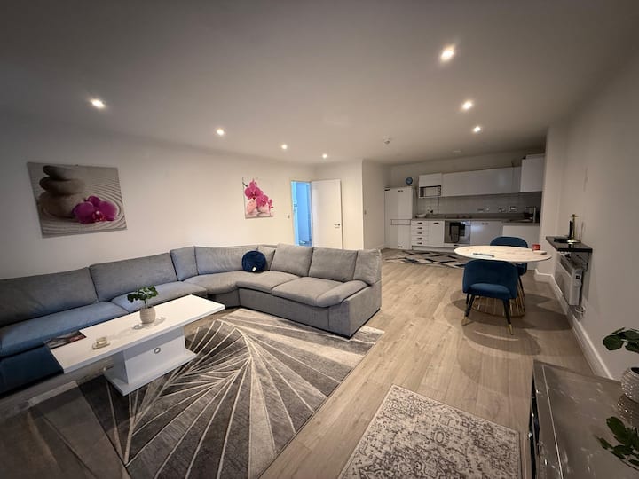 Modern City-centre Flat With Porch - Birmingham