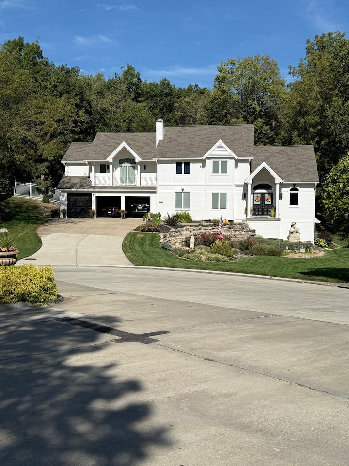 Spacious, Quiet,1br Apt Sleeps 4 Private Entrance - Independence, MO