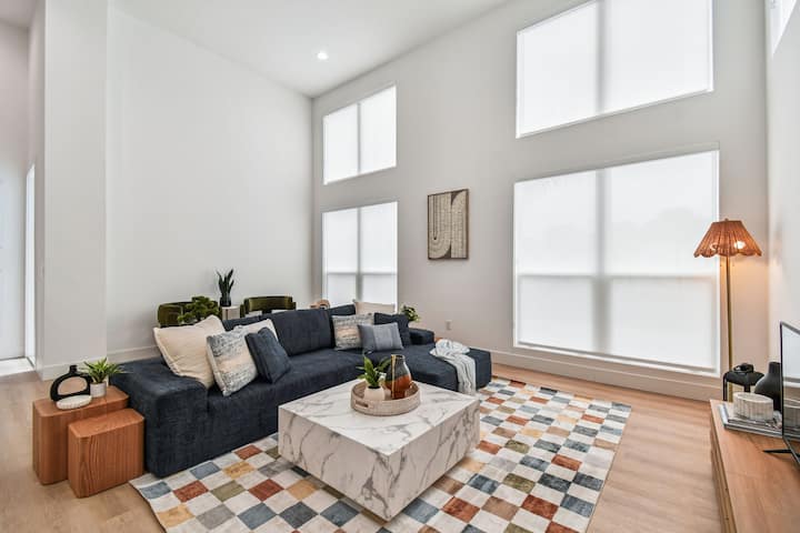 Island Charm Meets Downtown Convenience - St. Petersburg, FL