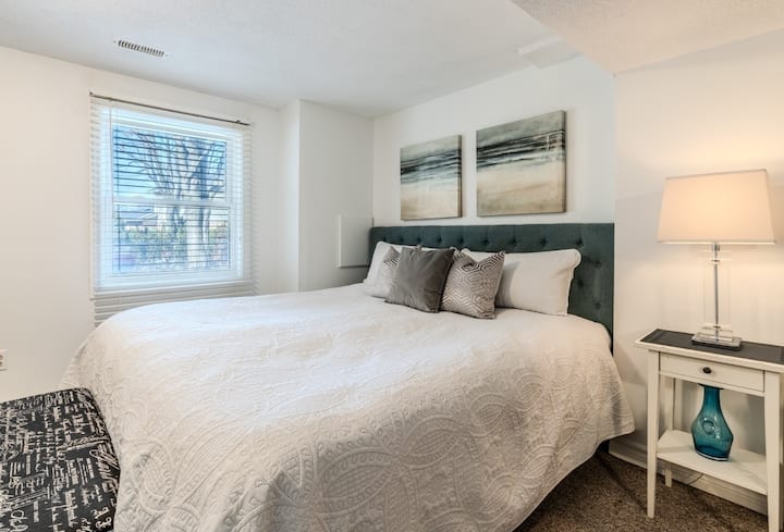 Glenway Estates Oasis - Bright 1br Walk-out Apt. - Aurora