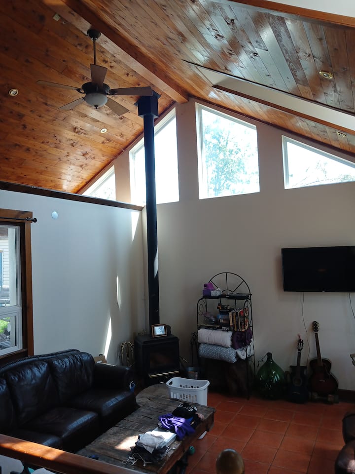 Studio Apartment In The Heart Of Campbellford. - Campbellford