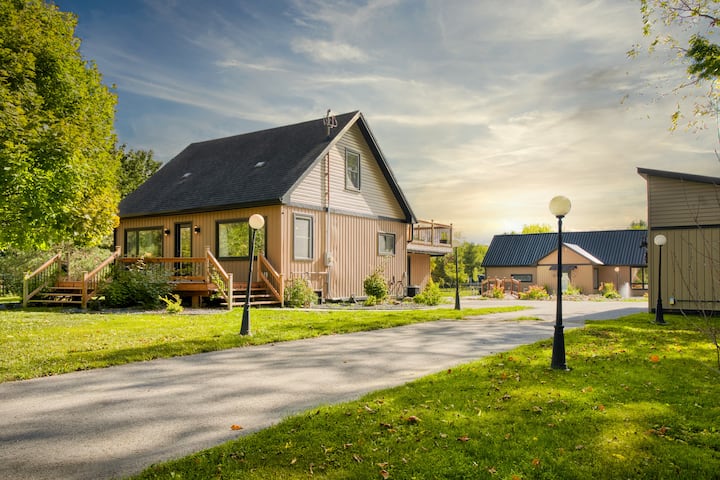 New Luxury Farmhouse Getaway! - Chatham