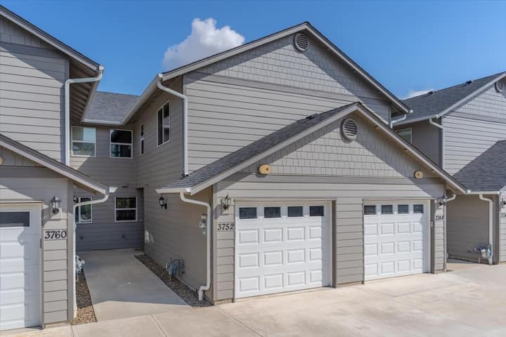 Extended Stay 3br | Open Layout + Fireplace - Salem, OR