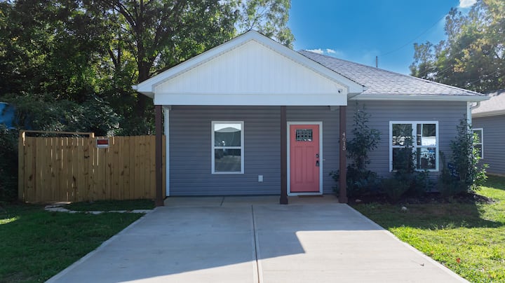 Charming 3 Bed House Close To Uptown Charlotte - Charlotte, NC