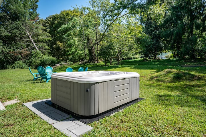 Relax & Explore! Knoxville Stay W/ Hot Tub + Grill - Knoxville