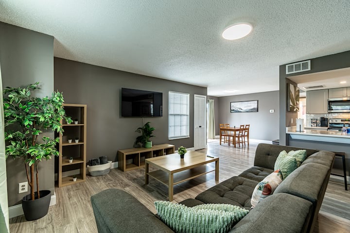 *New* Modern 2br/2ba Condo Near Disney / The Loop. - Kissimmee