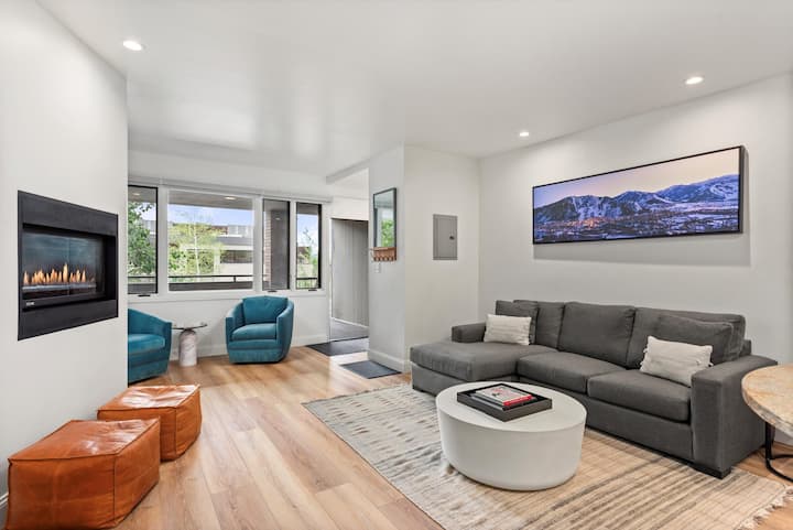 Aspen Luxury Condo, Walking Distance To Skiing! - Aspen, CO