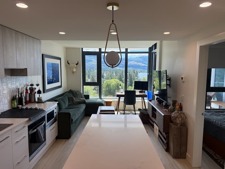 New Okanagan Lake Condo: Pool, Gym, Prime Location - Kelowna