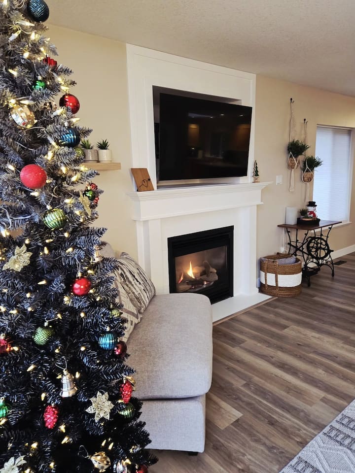 Where Trails Meet Lake Tranquility- Sleeps 7 - Vancouver Island