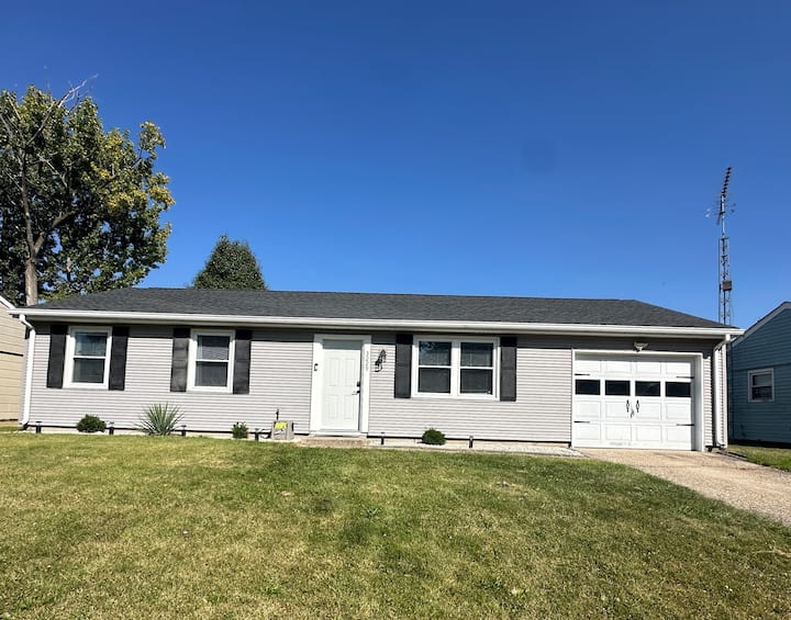 Cozy 3 Bedroom Home With Backyard & Garage! - Lafayette, IN