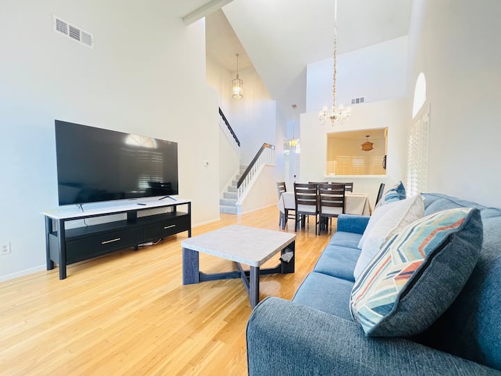 Delightful Capri Townhome - Agoura Hills, CA