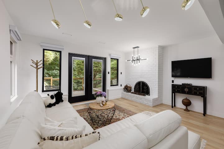 Newly Renovated Clean & Spacious 2 Bedroom Suite - North Vancouver