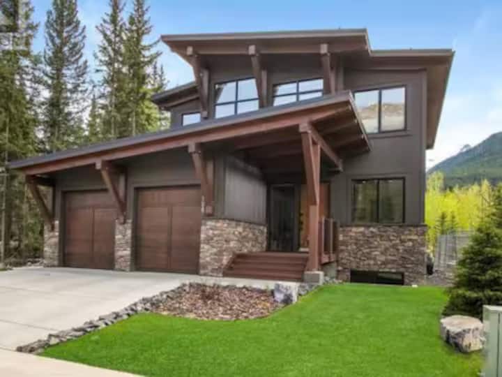 Relaxing Mountain Escape | Private Lower Suite - Canmore