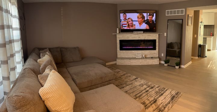 Modern Comfort • Workspace •Near Arrowhead Stadium - Independence, MO