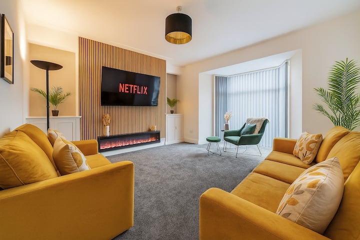 Central Home For 8 With Free Parking - Swansea, UK