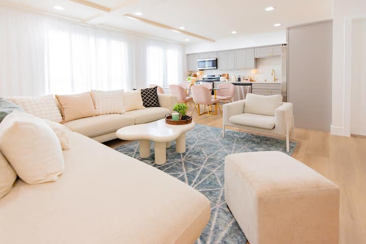Luxury House 3-level 4-bedroom, Patio+free Parking - Los Ángeles