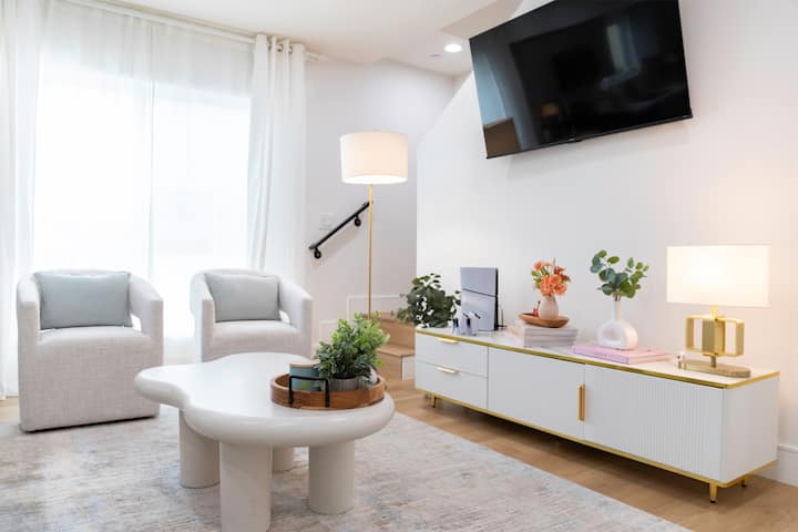 Luxury House 3-level 4-bedroom, Patio+free Parking - Beverly Hills, CA