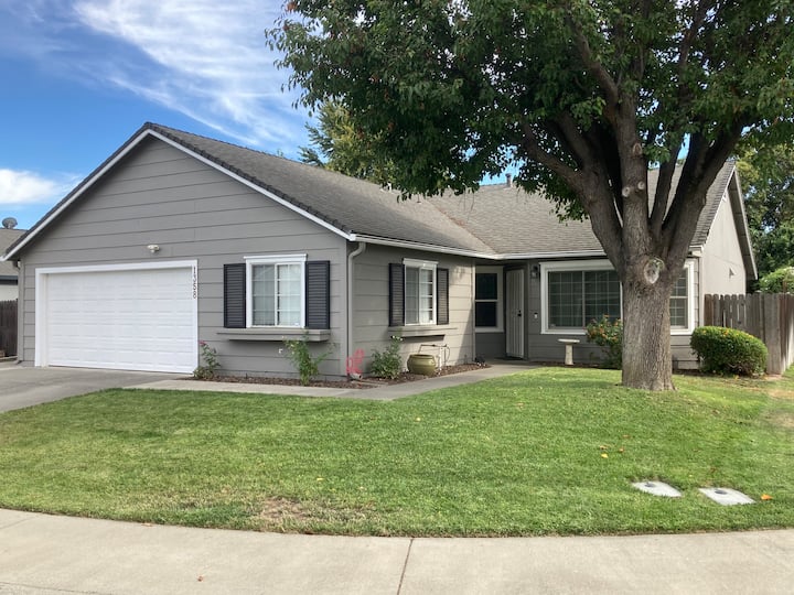 Cozy Full House With Beautifully Kept Backyard - Woodland, CA