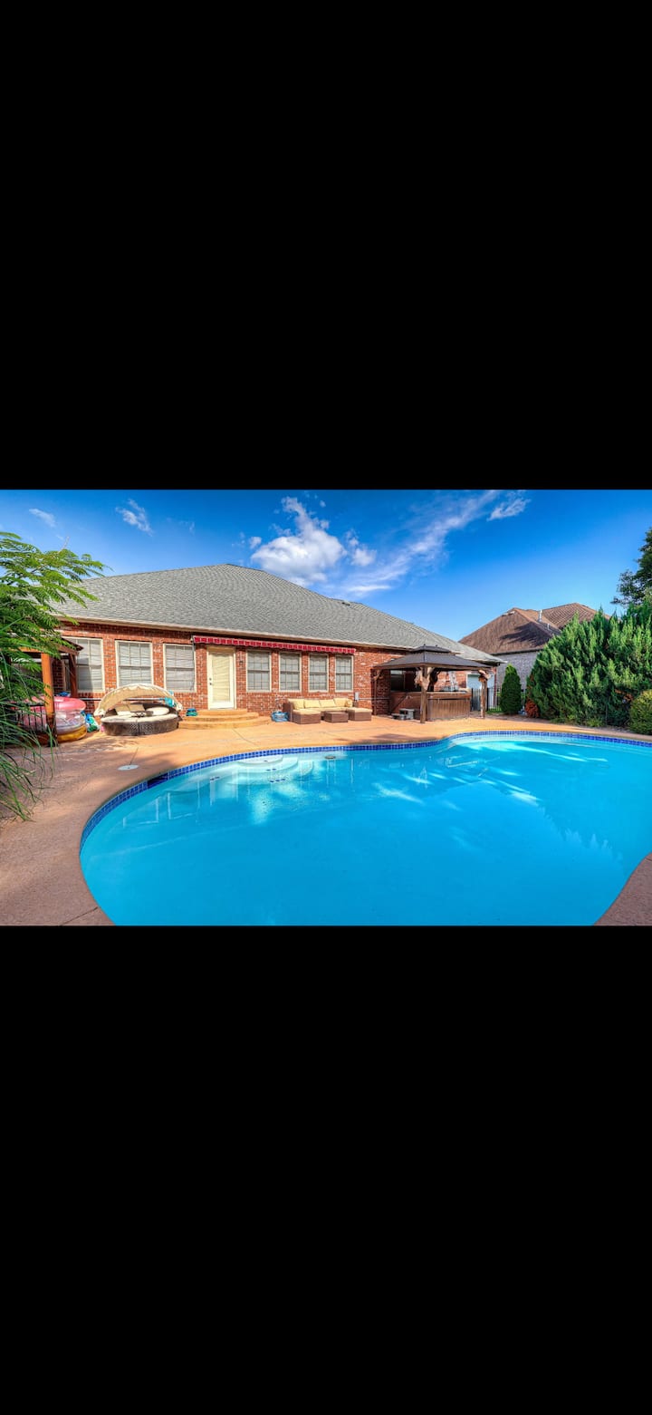 Spacious 7br Oasis, Salt Pool, Hot Tub. - Joplin, MO