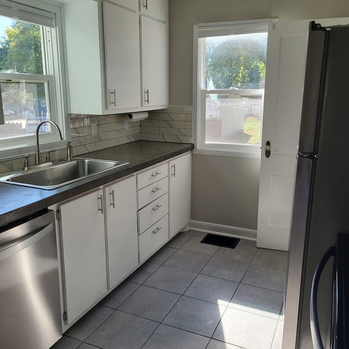 Mid-century Modern Retreat - Lake Red Rock, IA