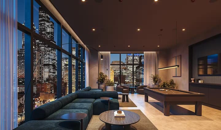 Upscale High-rise Apt · Rooftop Pool + Views - Chicago, IL