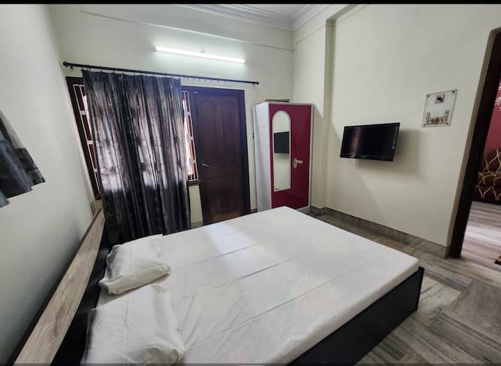 Basic Well Maintained 2 Bedroom Apartment To Relax - Kolkata