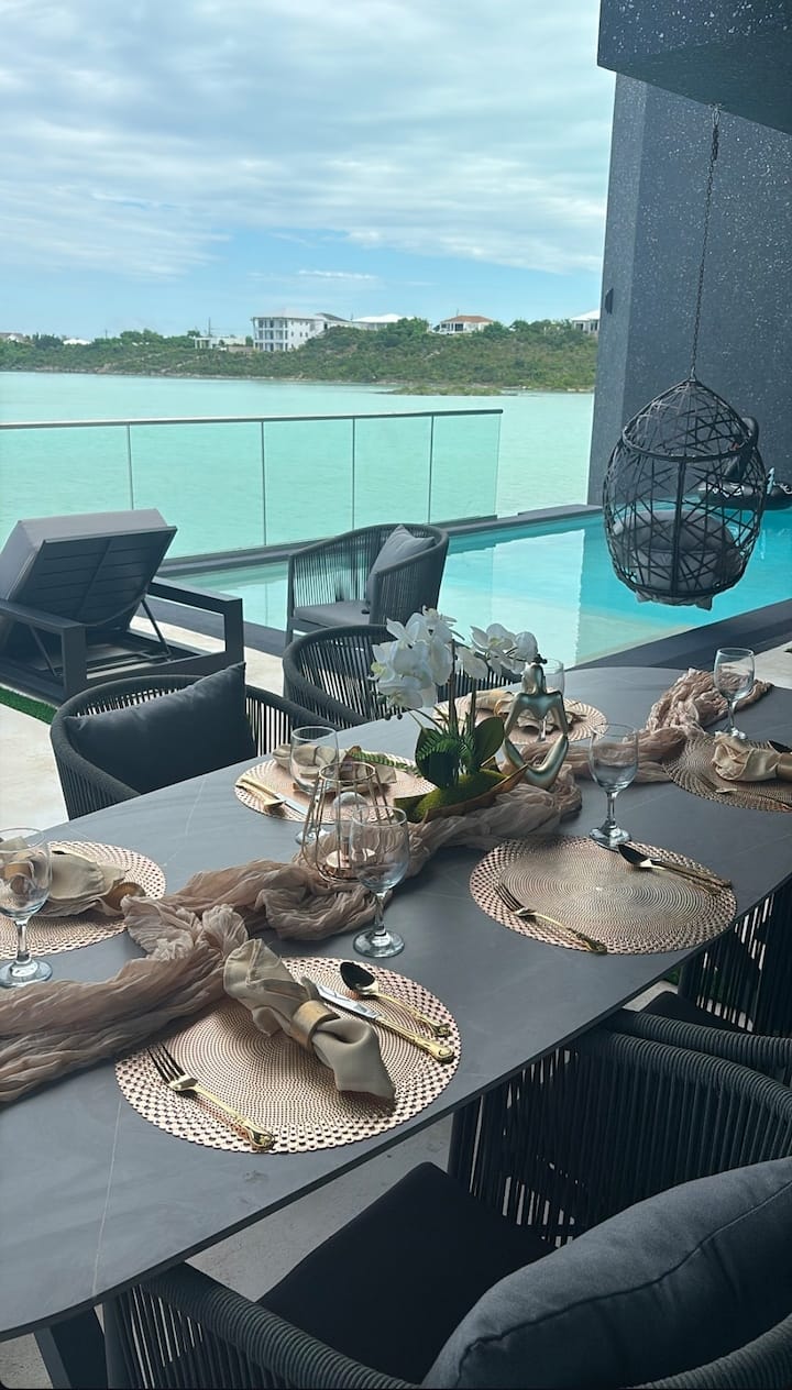 New Liquid Beach · 5 Beds · 2 Pools + Rooftop - Turks and Caicos Islands