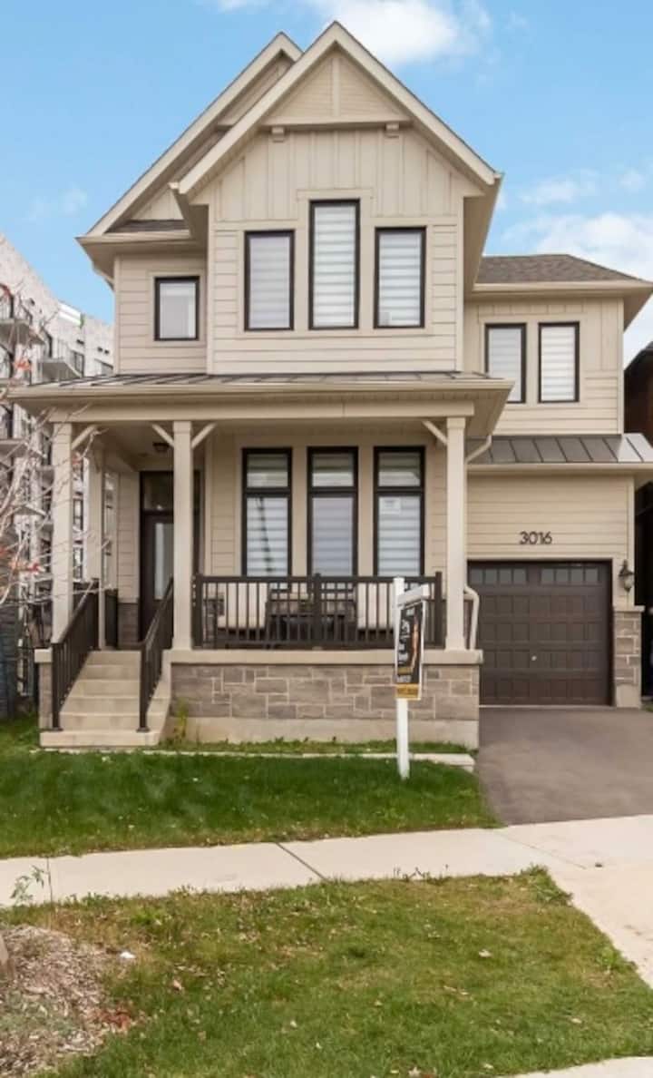 Spacious 4-bedroom Luxury Sunfilled Home - Oakville