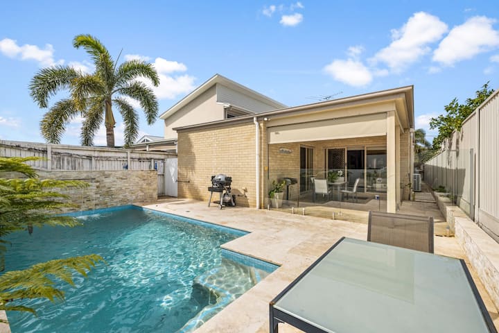 Poolside Escape Scarborough - レッドクリフ